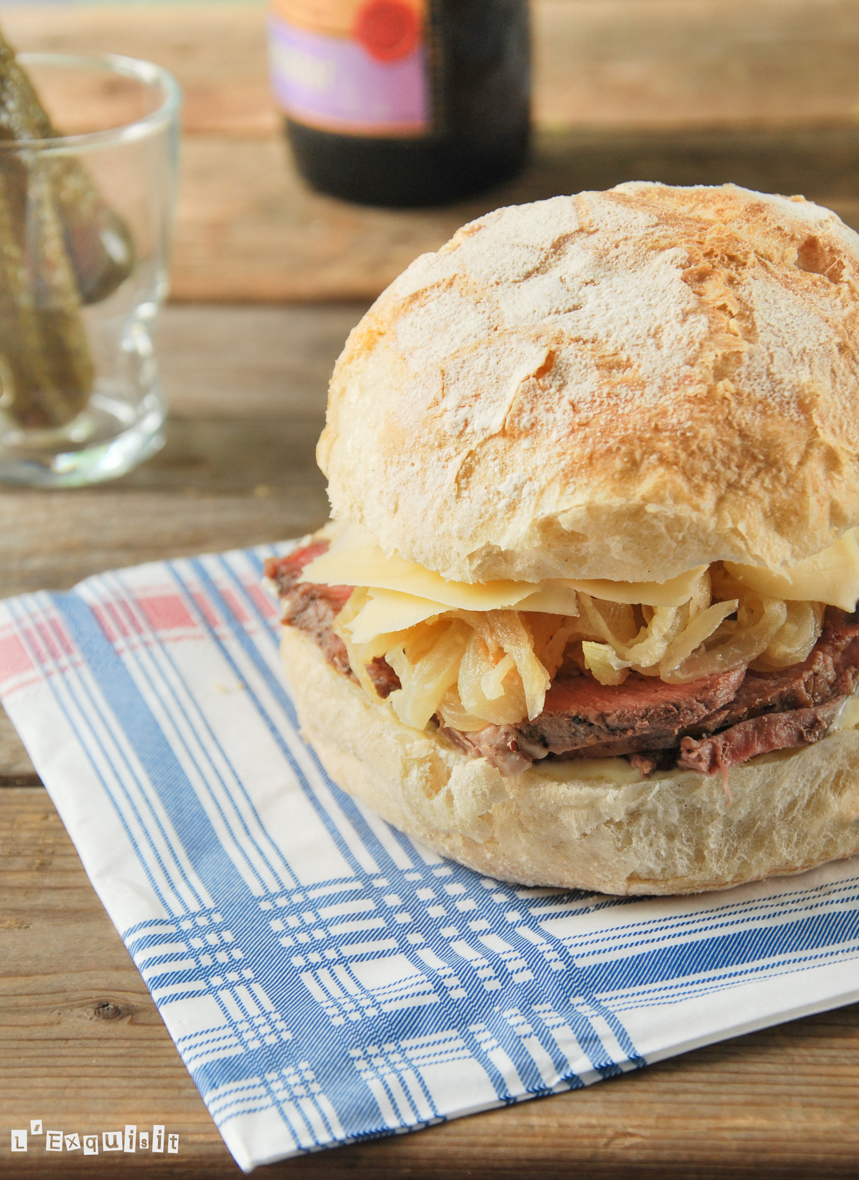 Bocadillo de carne, cebolla caramelizada y queso - L´Exquisit