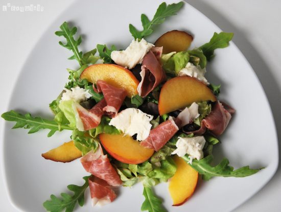 Ensalada de melocotón, jamón ibérico y mozzarella - L´Exquisit