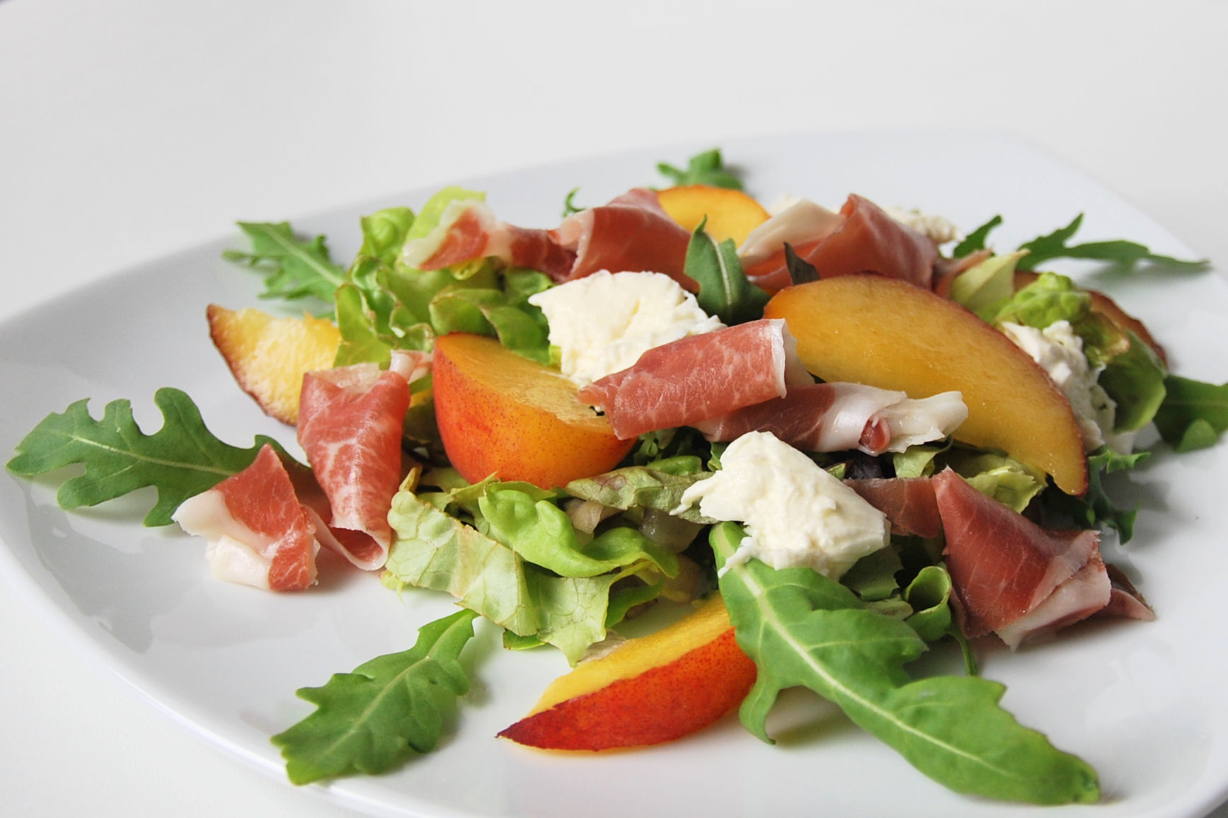 Ensalada de melocotón, jamón ibérico y mozzarella - L´Exquisit