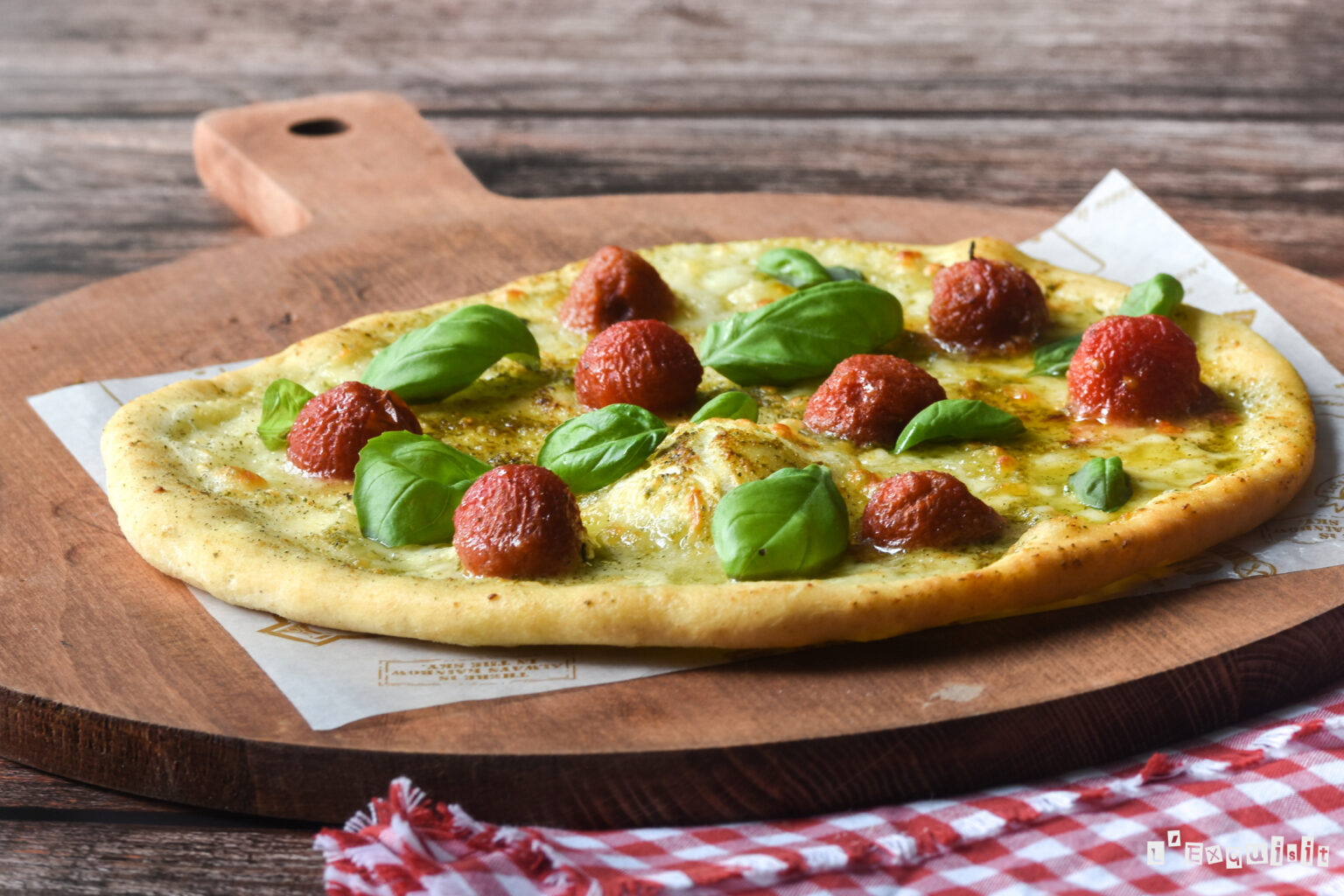 Pizza con pesto, tomates marinados y albahaca {con y sin gluten} - L ...