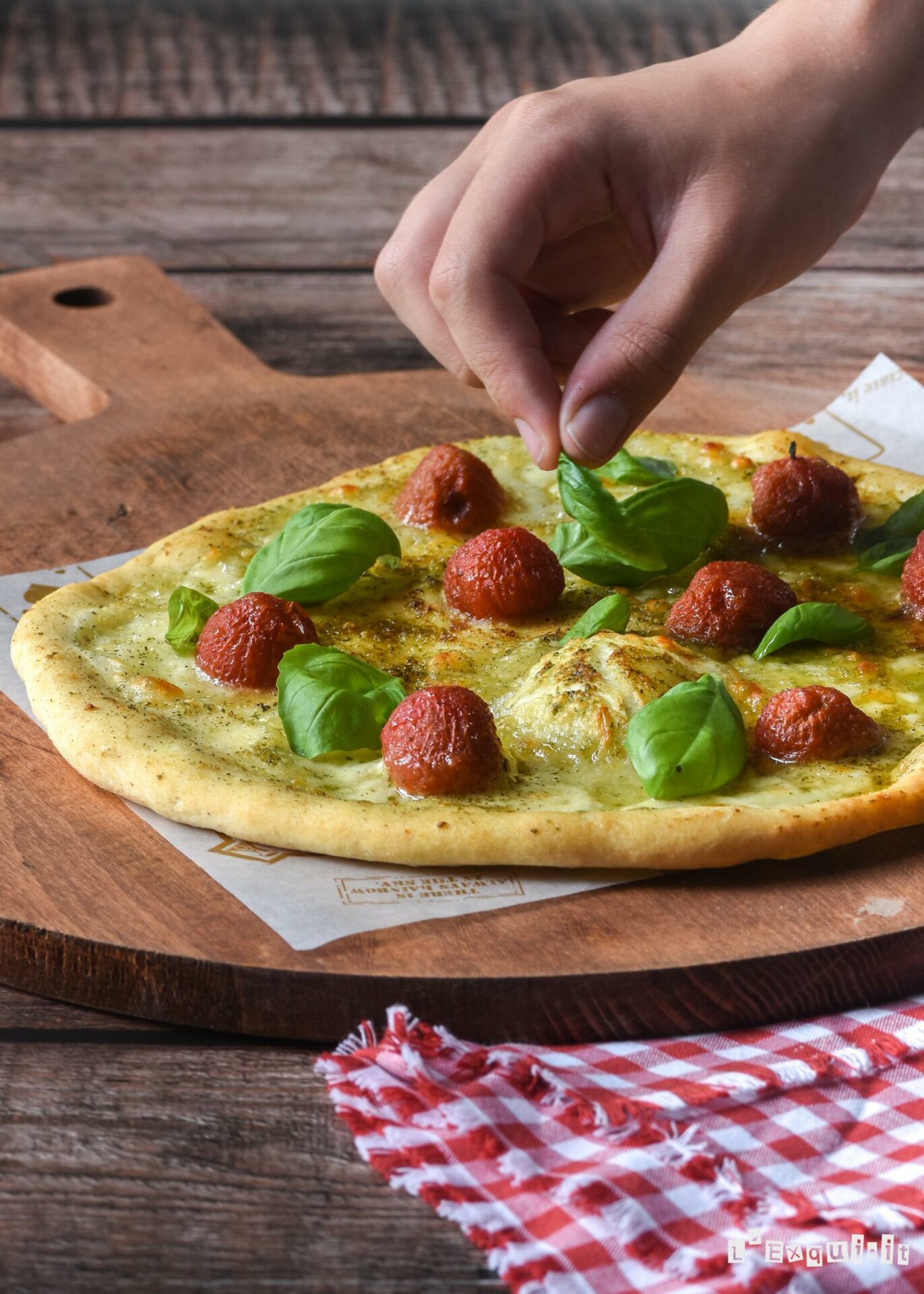Pizza con pesto, tomates marinados y albahaca {con y sin gluten} - L ...